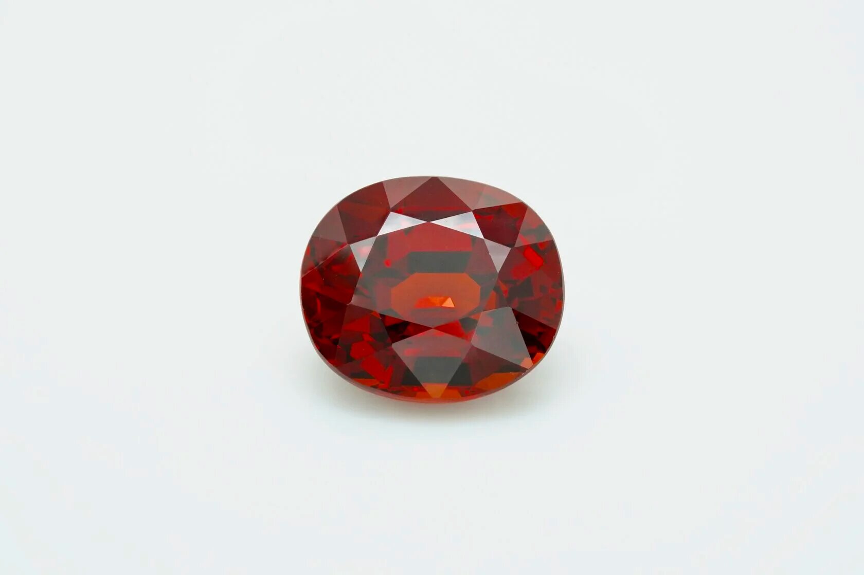 Природный Гранат-Спессартин, вес-8.68 ct, размеры-12.29х10.83х7.28 мм