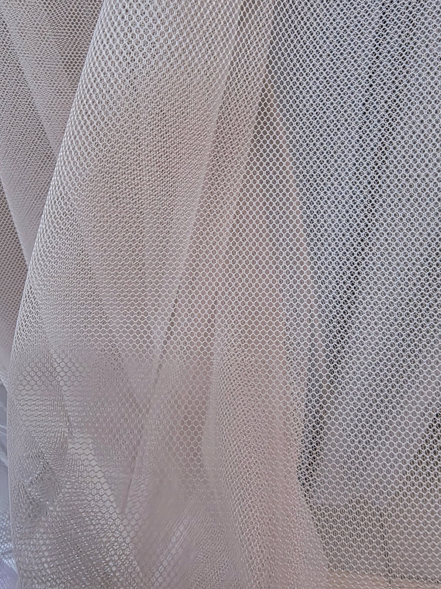 Тюль для комнаты сетка однотонный 250 см высота 400 см ширина на шторной ленте цвет пудровый бежевый матовый