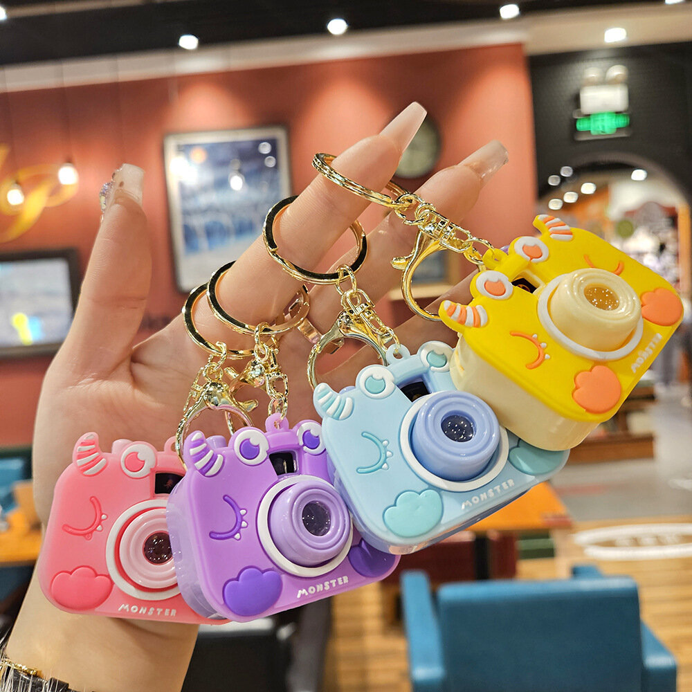 Милый мини-проектор Sanrio Kuromi в виде светящейся мультяшной проекторной камеры, брелок для женской сумки.