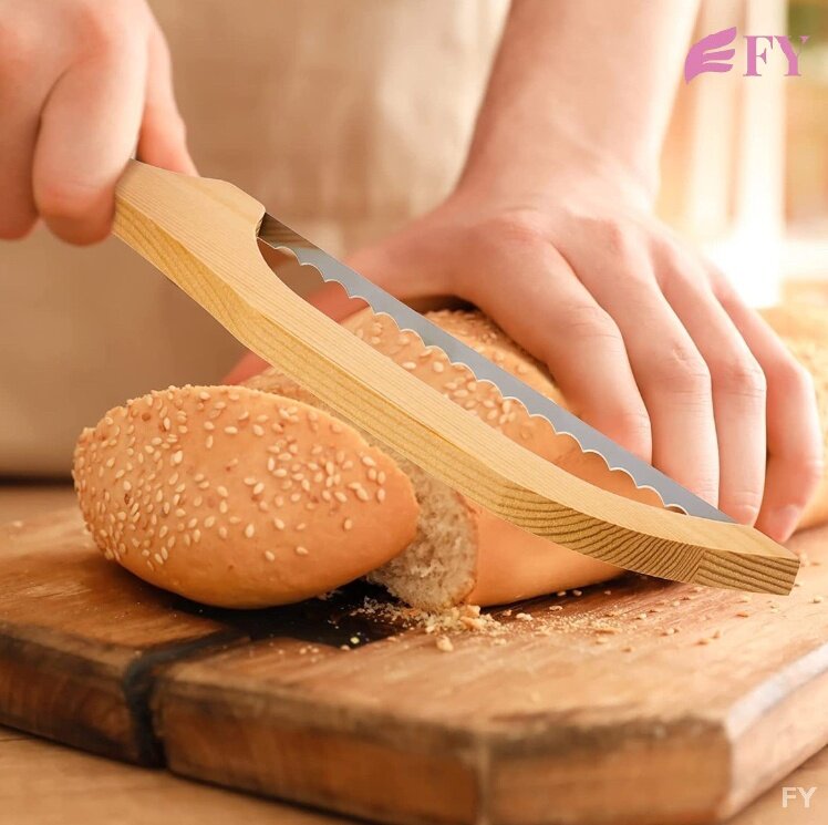 Хлеборезка, выполненная из дерева с острыми лезвиями, идеально впишется в интерьер кухни кофейни