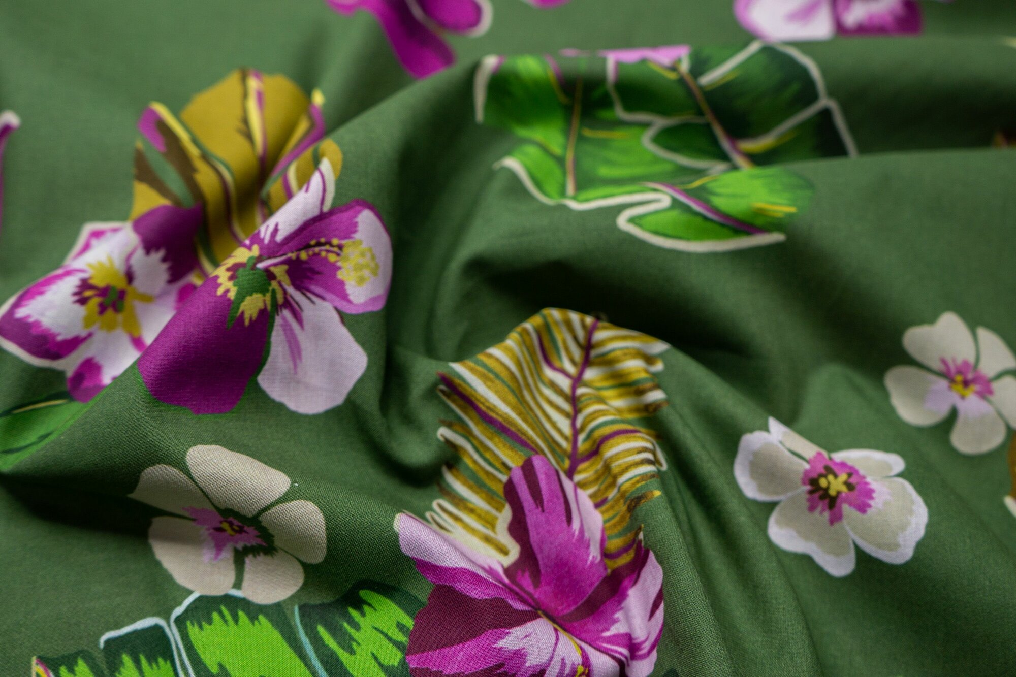 Ткань Батист зеленый с тропическими цветами- 1,9м