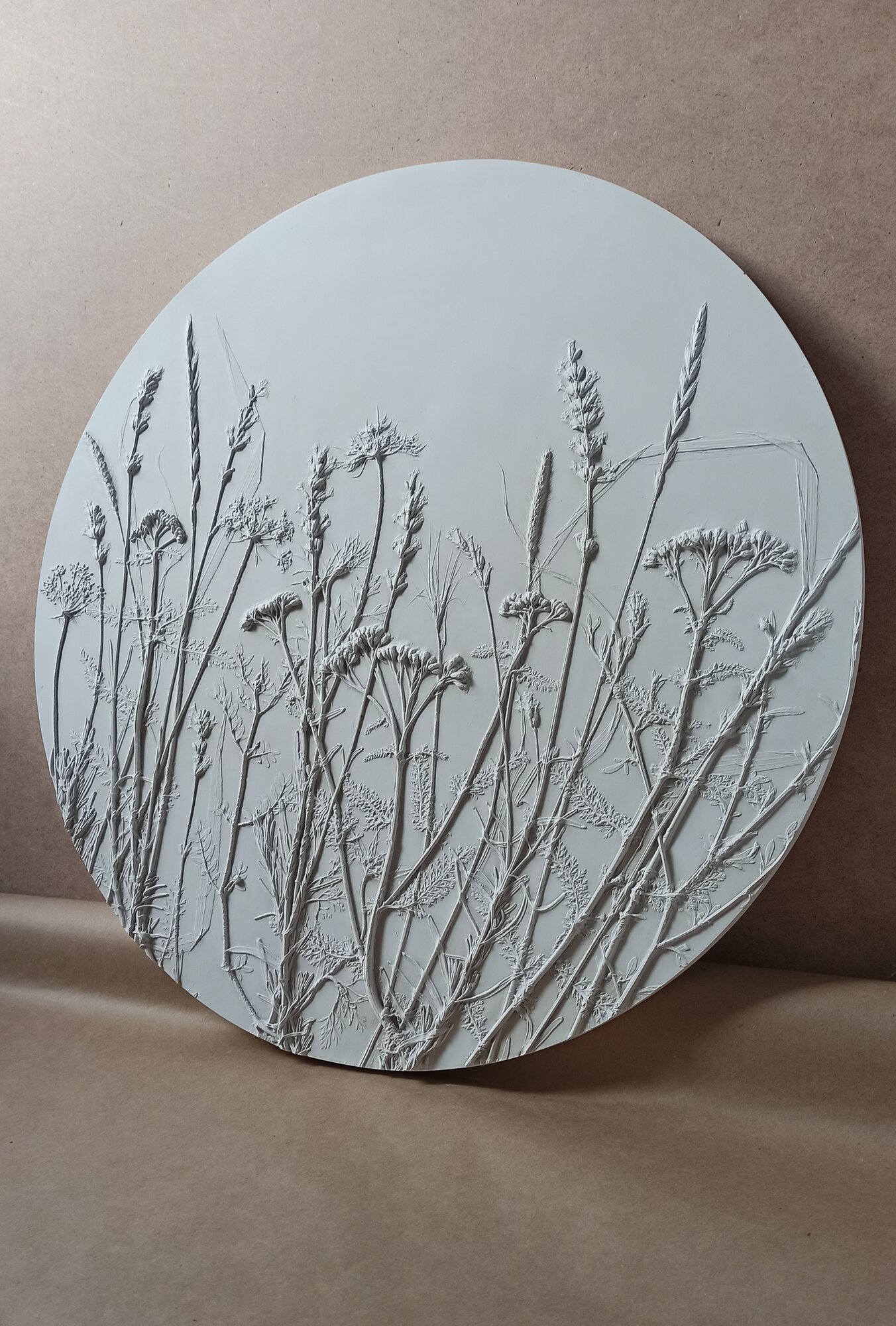 Панно. Ботанический барельеф. Луговые цветы. Гипсовый декор для интерьера, диаметр 49 см, цвет молочный. Ручная работа