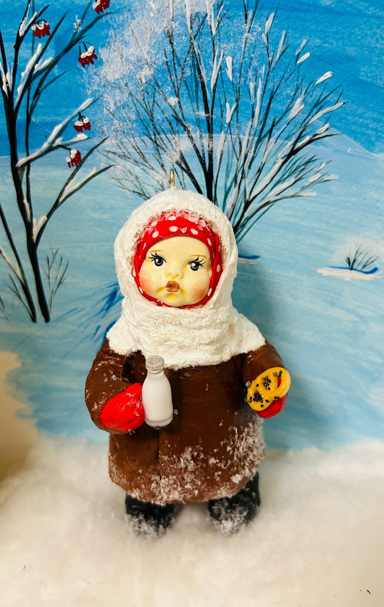 Ватная елочная игрушка - малышка с молоком и крендельком