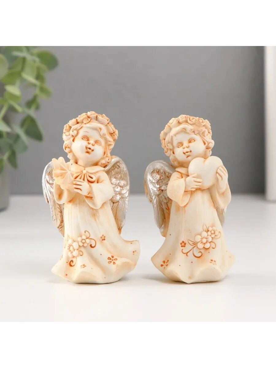 Элегантный ангел с цветочным венком