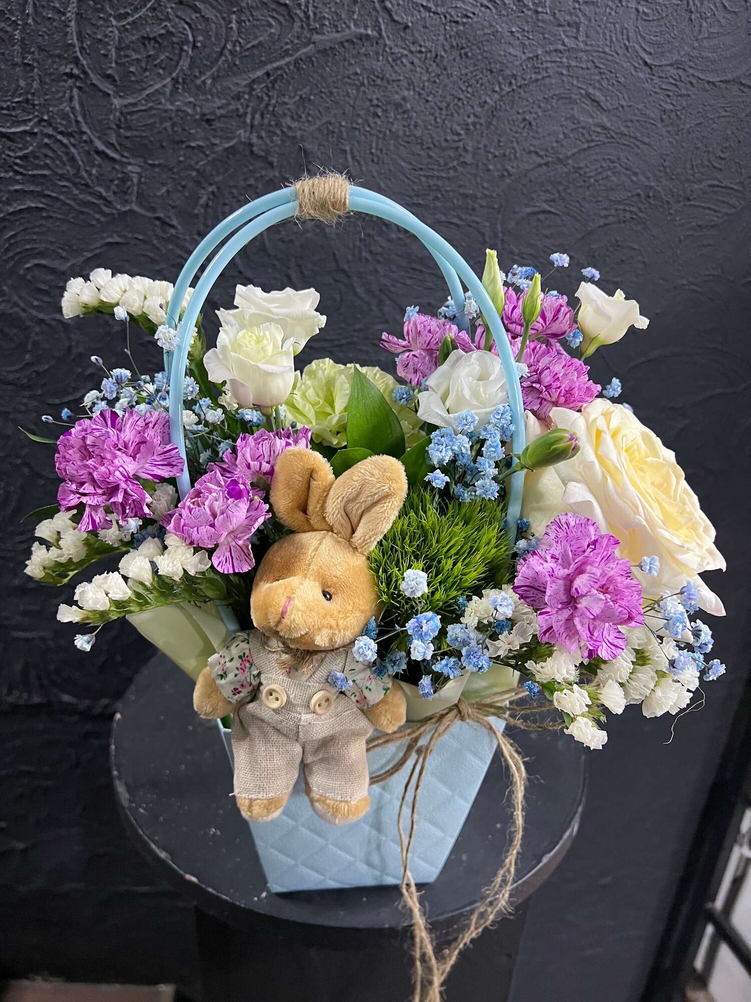 Нежная цветочная композиция в сумочке с плюшевым зайчонком в голубых тонах