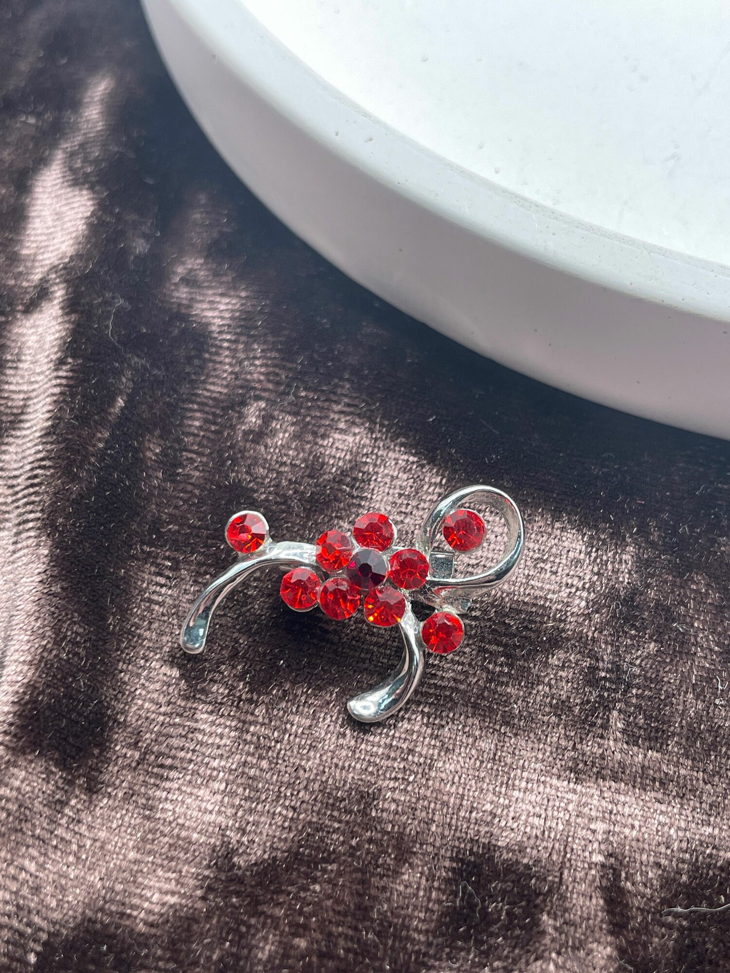 Винтажная брошь с красными вставками