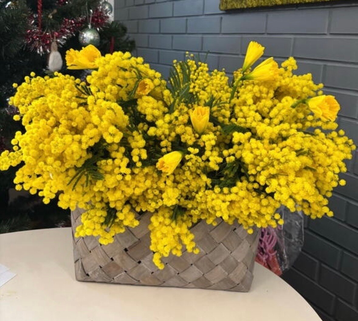 Цветочная композиция (итальянская мимоза, желтые нарциссы) в сумочке