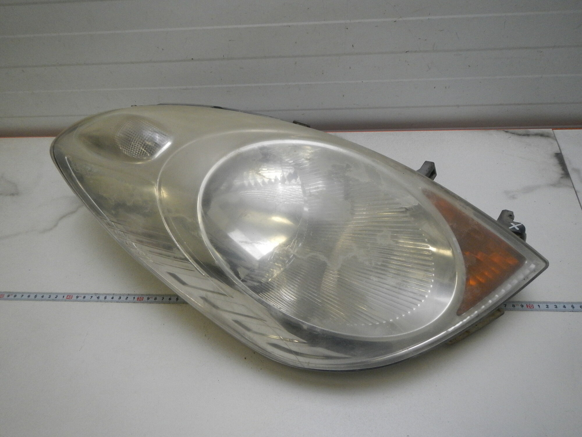 Б/У Фара правая, Nissan (Ниссан)-NOTE (E11) (06-) NISSAN NOTE (E11) (06-) Желтое стекло, царапины, трещина, сломаны 2 кр...