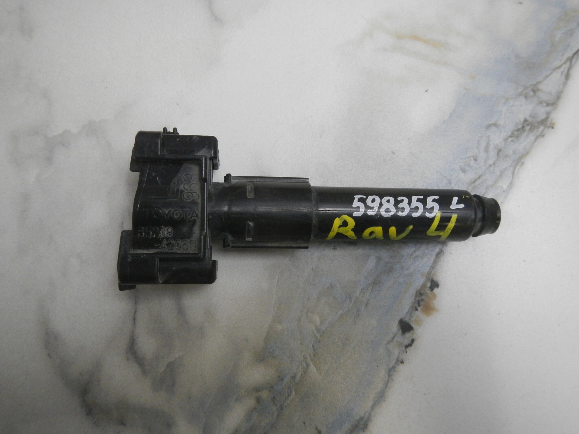 Б/У Форсунка омывателя фары, Toyota (Тойота)-RAV4 (13-) TOYOTA RAV4 (13-) левая Сломано крепление крышки. 598355 TOYOTA а...