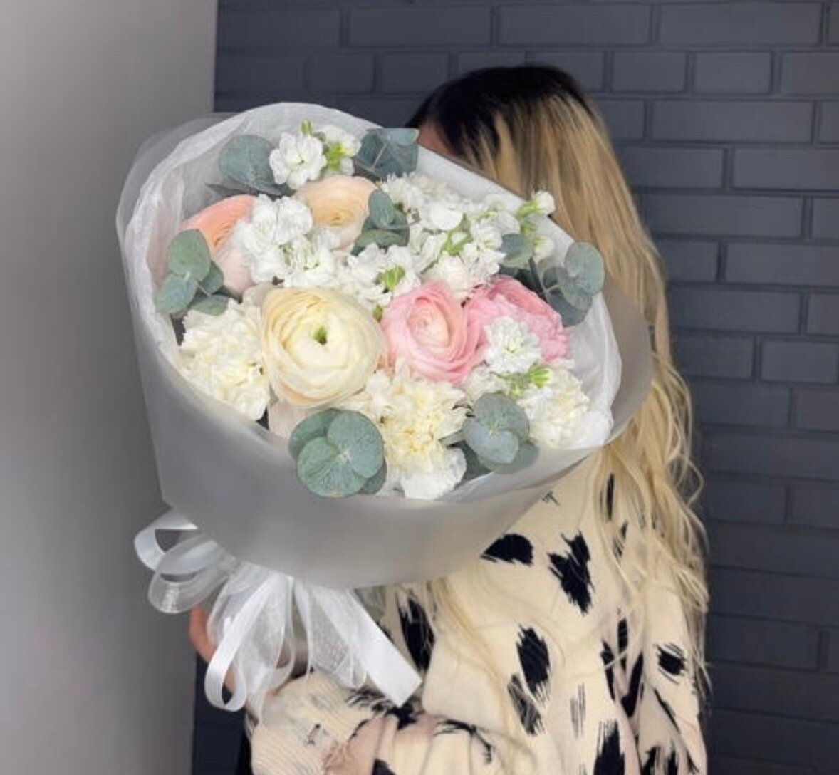 Букет (ранункулюсы, маттиола, диантусы, эвкалипт)