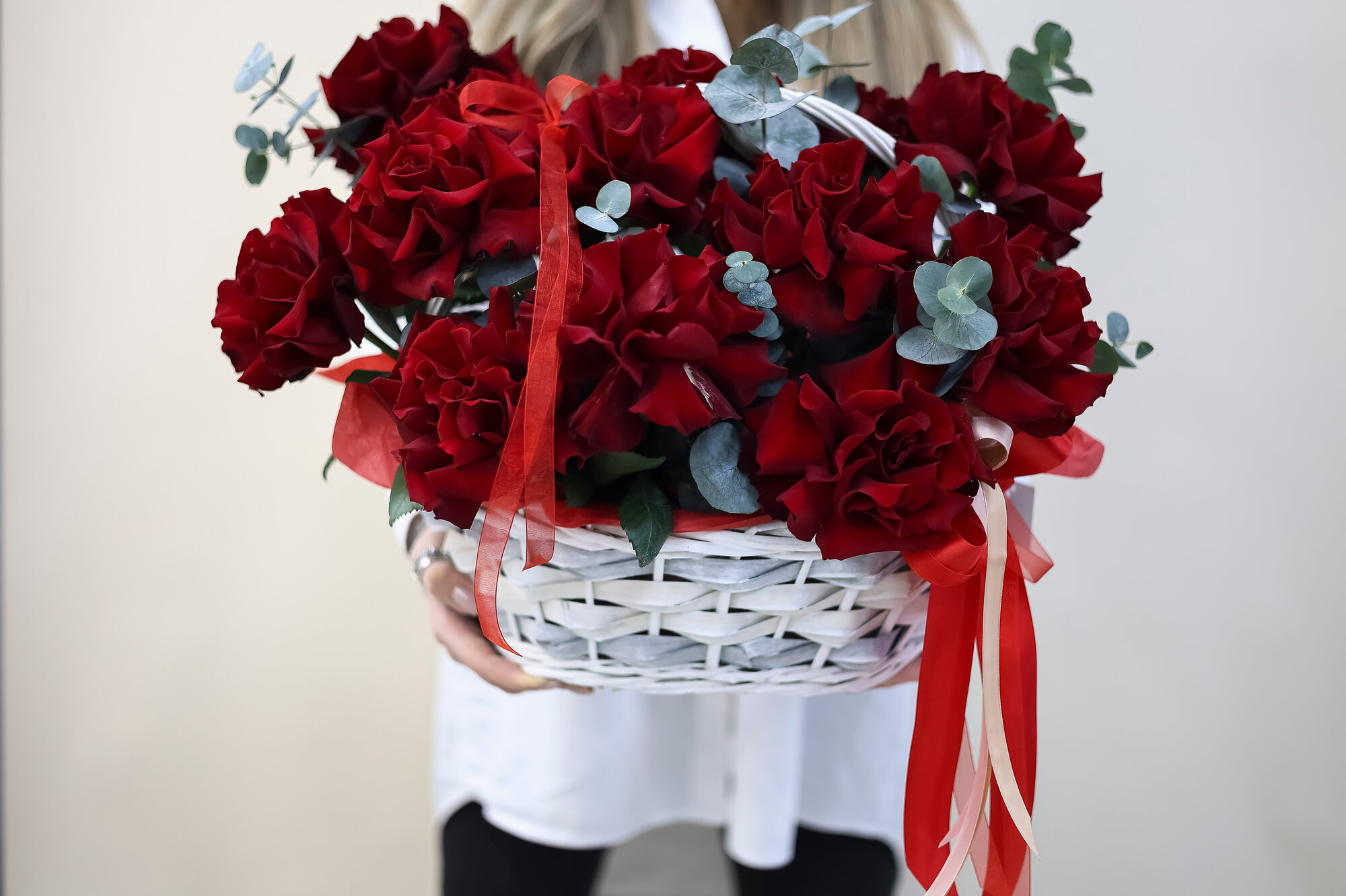 Корзина плетенная с цветами "Французские красные розы", "Цветы 25 часов"