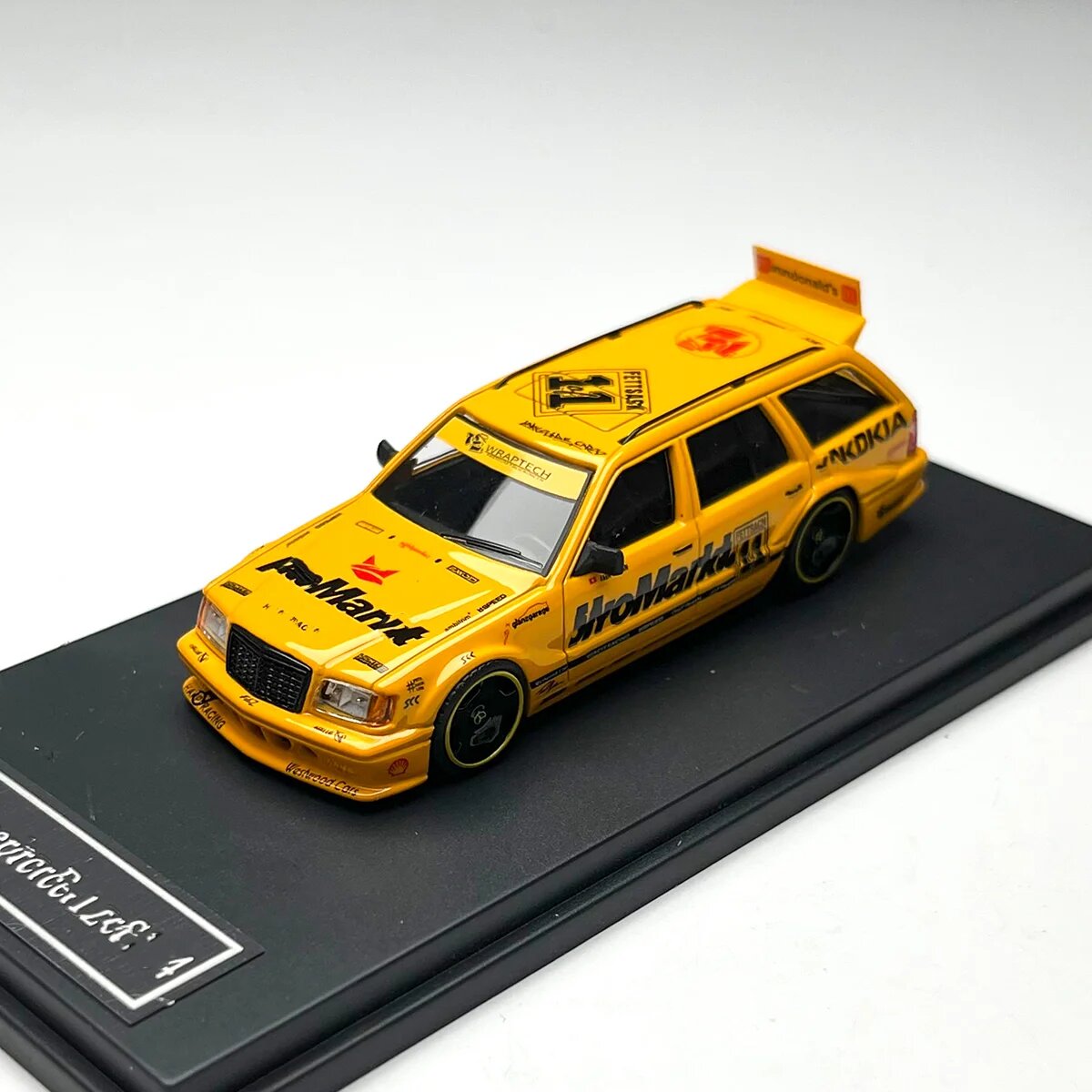 Модель YS 1:64 Mercedes-Benz S124 желтый camel
