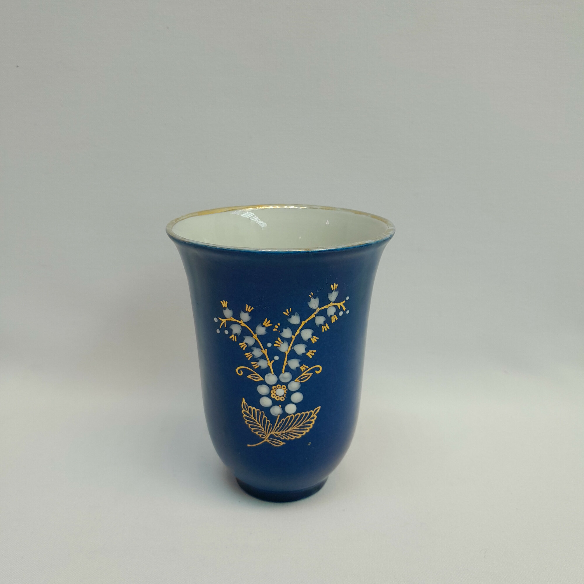 Винтажная ваза-стакан Ландыш 250 мл, Бронницы, фарфор, крытье, роспись, позолота, высота 11 см, СССР