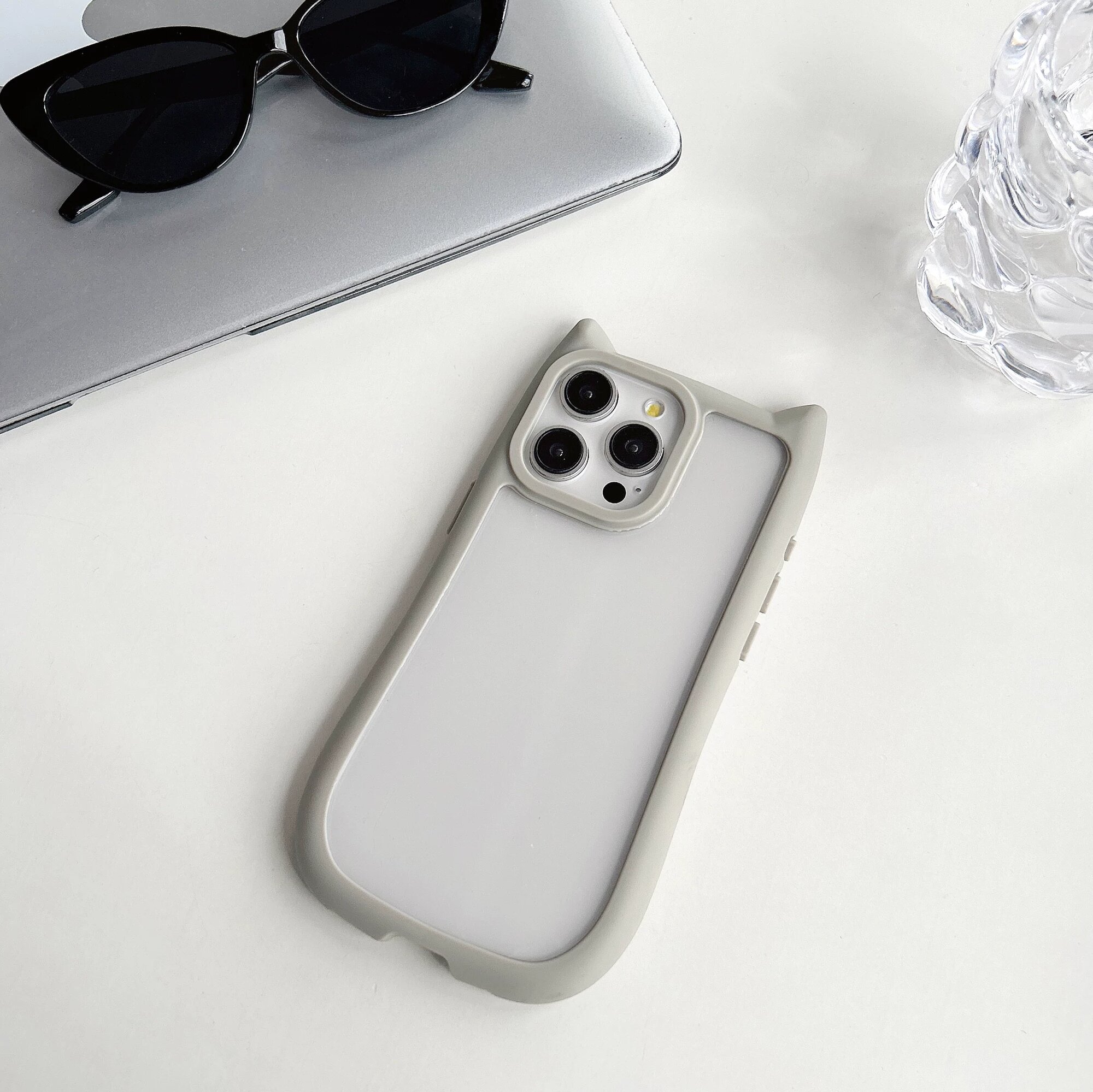 Чехол для iPhone 15 Pro с котиковой ушками, светло-коричневый