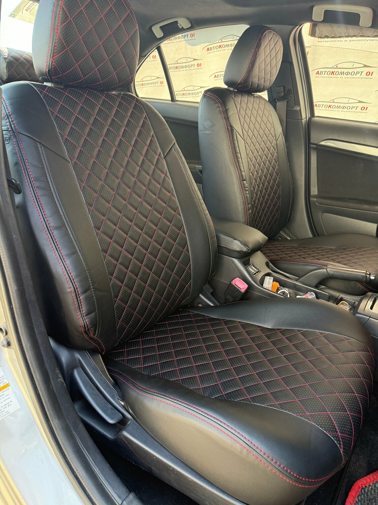 Чехлы Автопилот для Mitsubishi Lancer 10 Sd с 07-11г. (комплектация invite). Экокожа, ромб, черный, красная строчка.