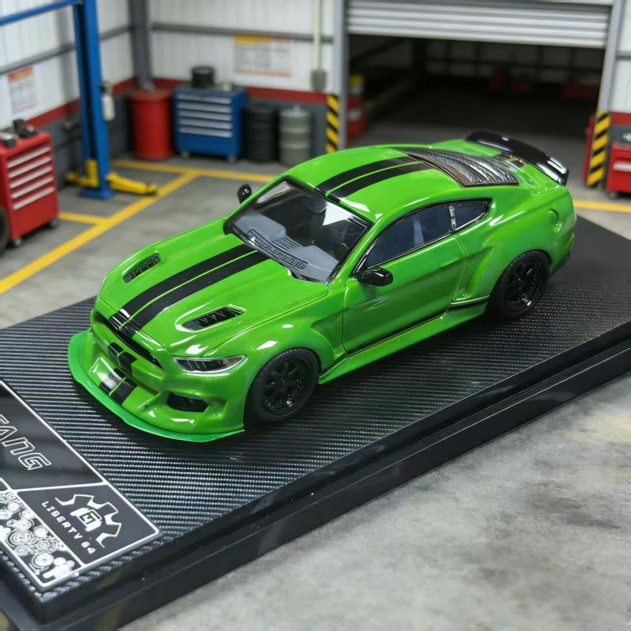 Масштабная модель Liberty 1:64 Wide Body Ford Mustang Clinched Muscle Sports Diecast Car Model