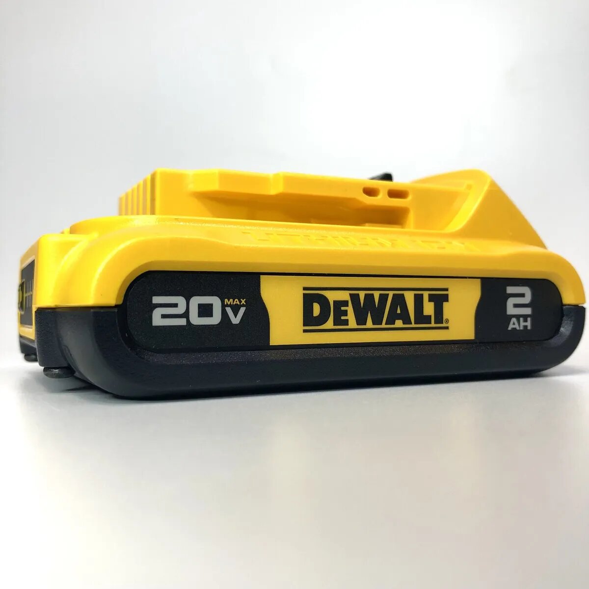 Аккумулятор DeWalt DCB203, 20В, 2Ач, слайдерная конструкция, в картонной коробке, 1 шт.
