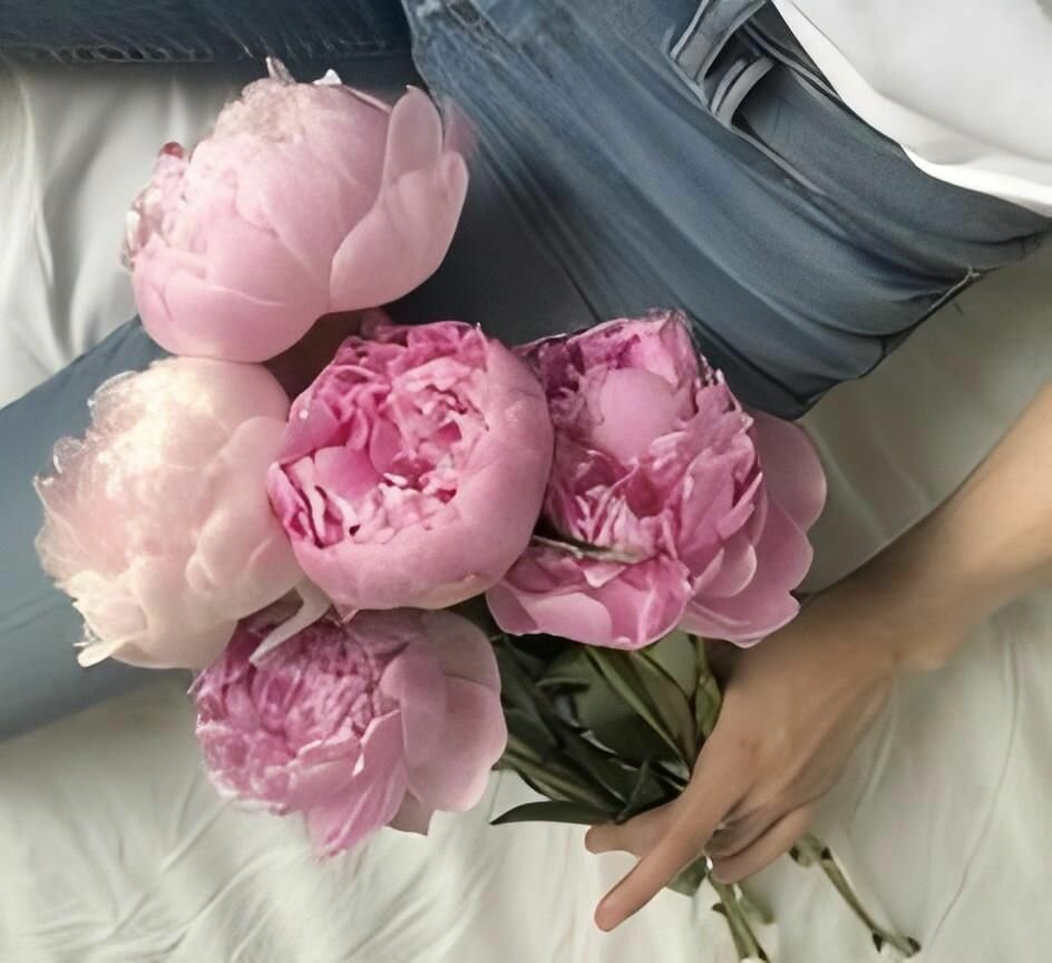 Алмазная мозаичная вышивка расписанная стразами "Девушка с букетом пионов" 30х40 см