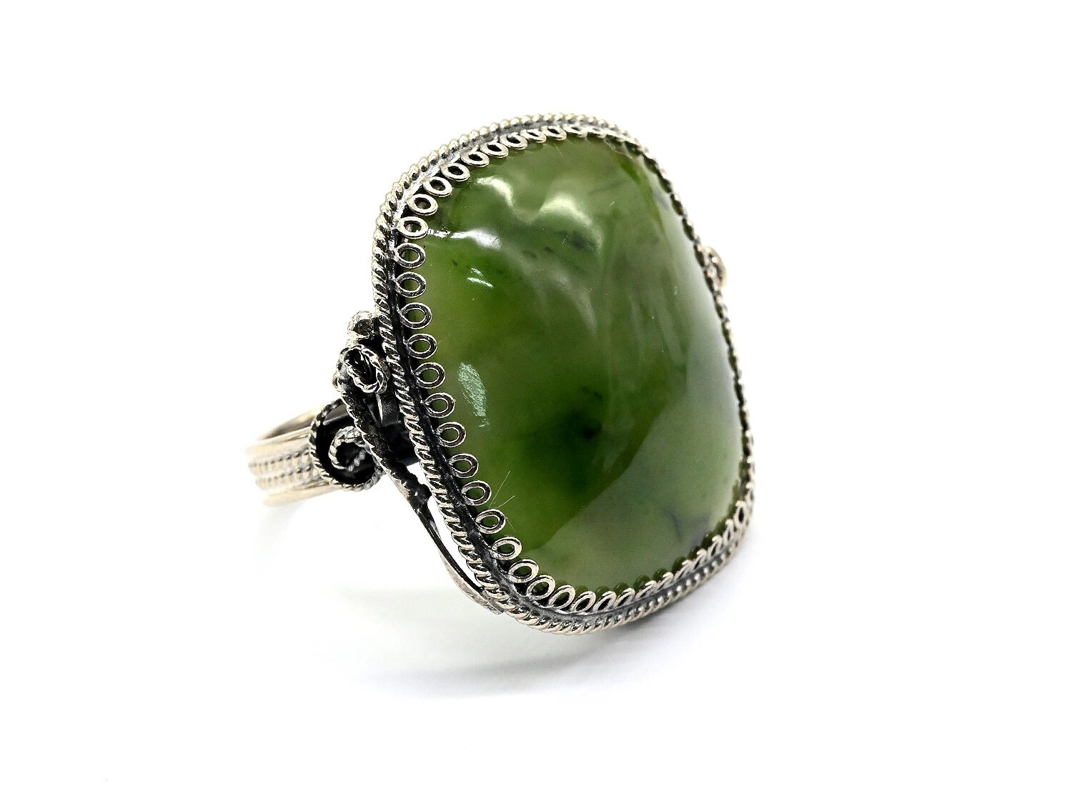 Кольцо, нефрит