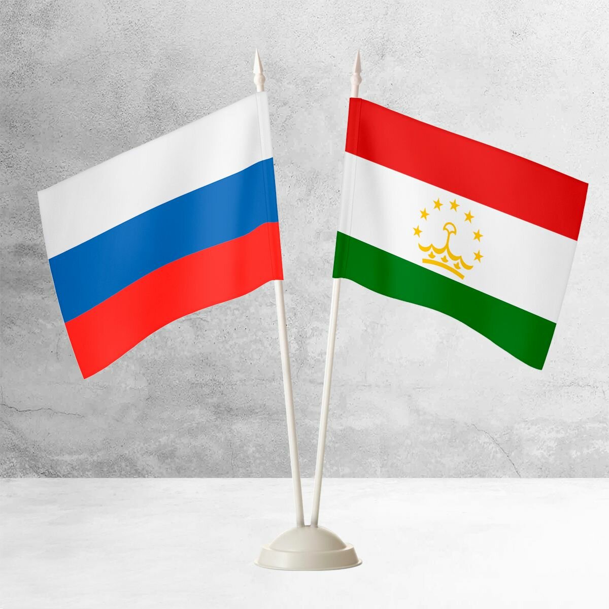 Настольные флаги России и Таджикистана на пластиковой белой подставке