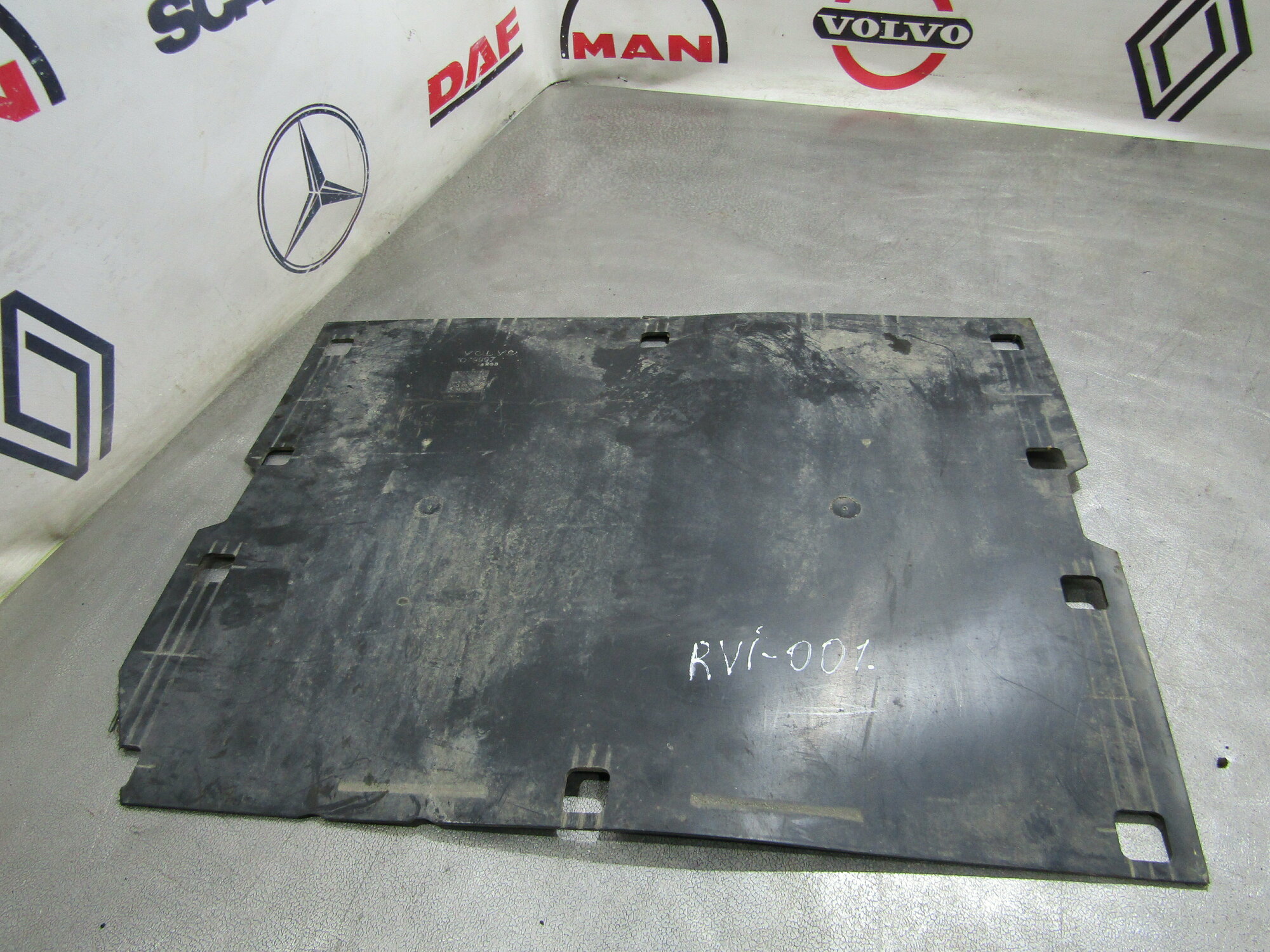 Брызговик крыла задней оси Volvo FM, FH, Renault Premium / Есть скол!!!