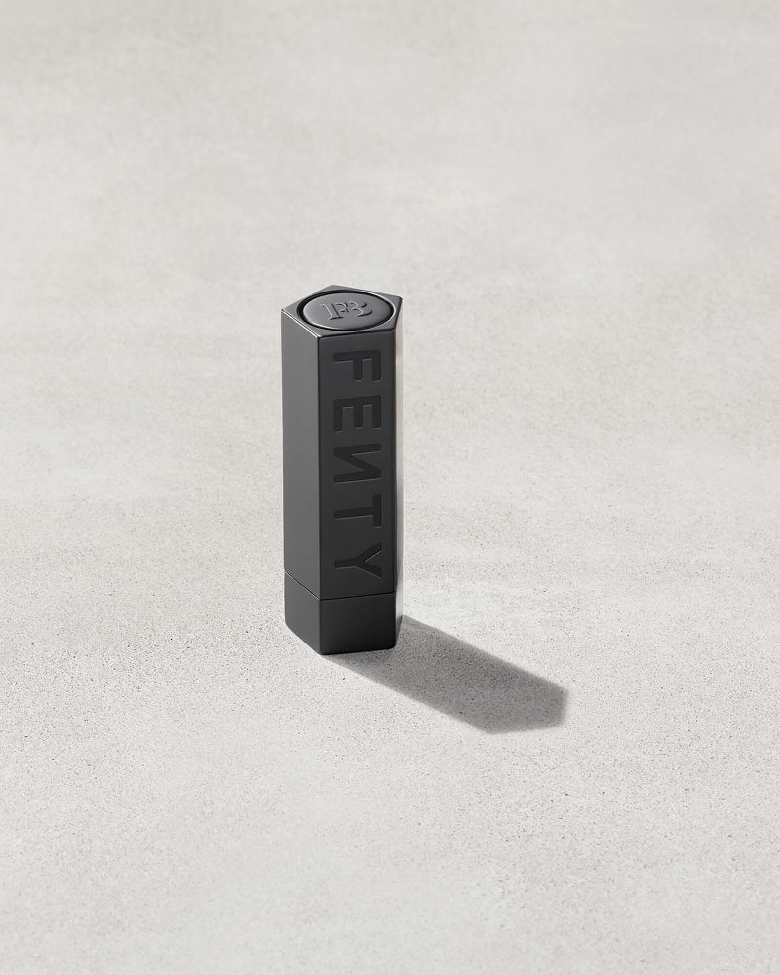 FENTY BEAUTY Футляр для полуматовой помады Fenty Icon оттенок Matte Black