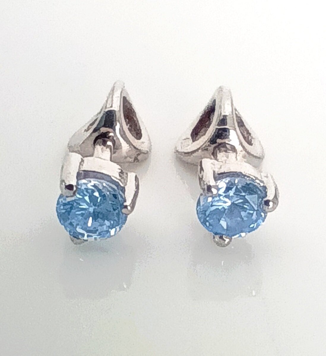 Серьги пусеты, серебро, 925 проба, родирование, фианит