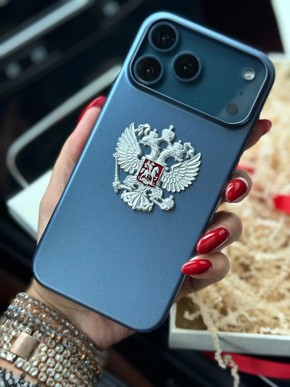 Чехол пластиковый с гербом России для iPhone 17 Pro Max синий премиум аксессуар