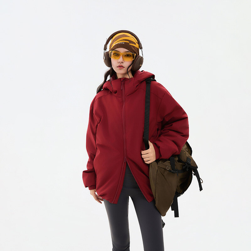 Легкая пуховая куртка на открытом воздухе