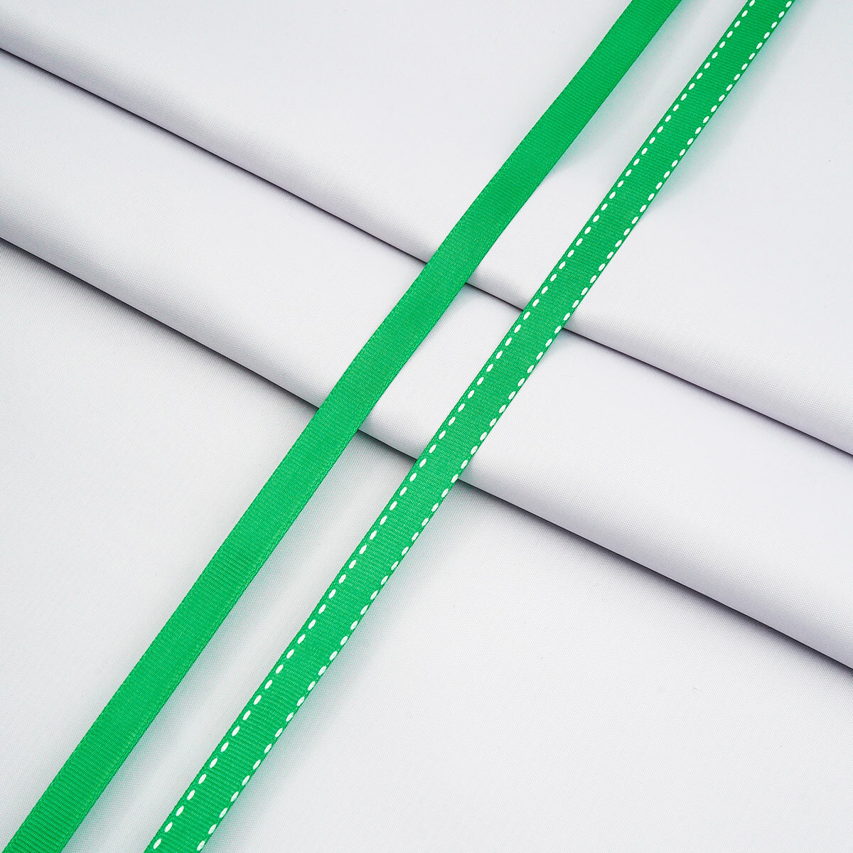 Лента декоративная для упаковки подарков, репсовая, с рисунком, 1 см х 45,72 м, цвет зеленый