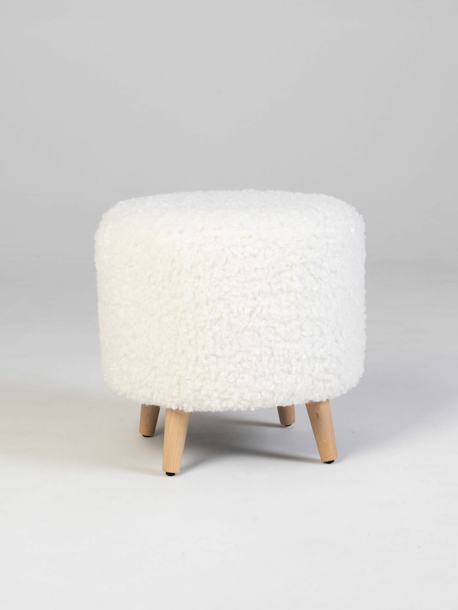 Пуфик Olaf мягкий кудрявый на ножках, в белом мехе, ножки массив бука цвет натуральный