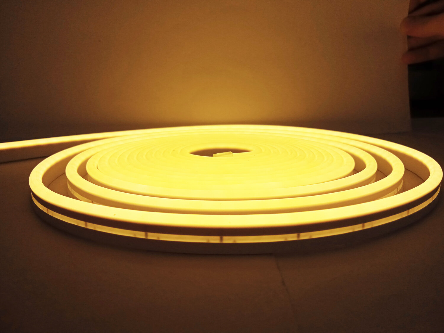 Гибкий светодиодный неон 12V 6x12 мм 3000К 5м Giant4