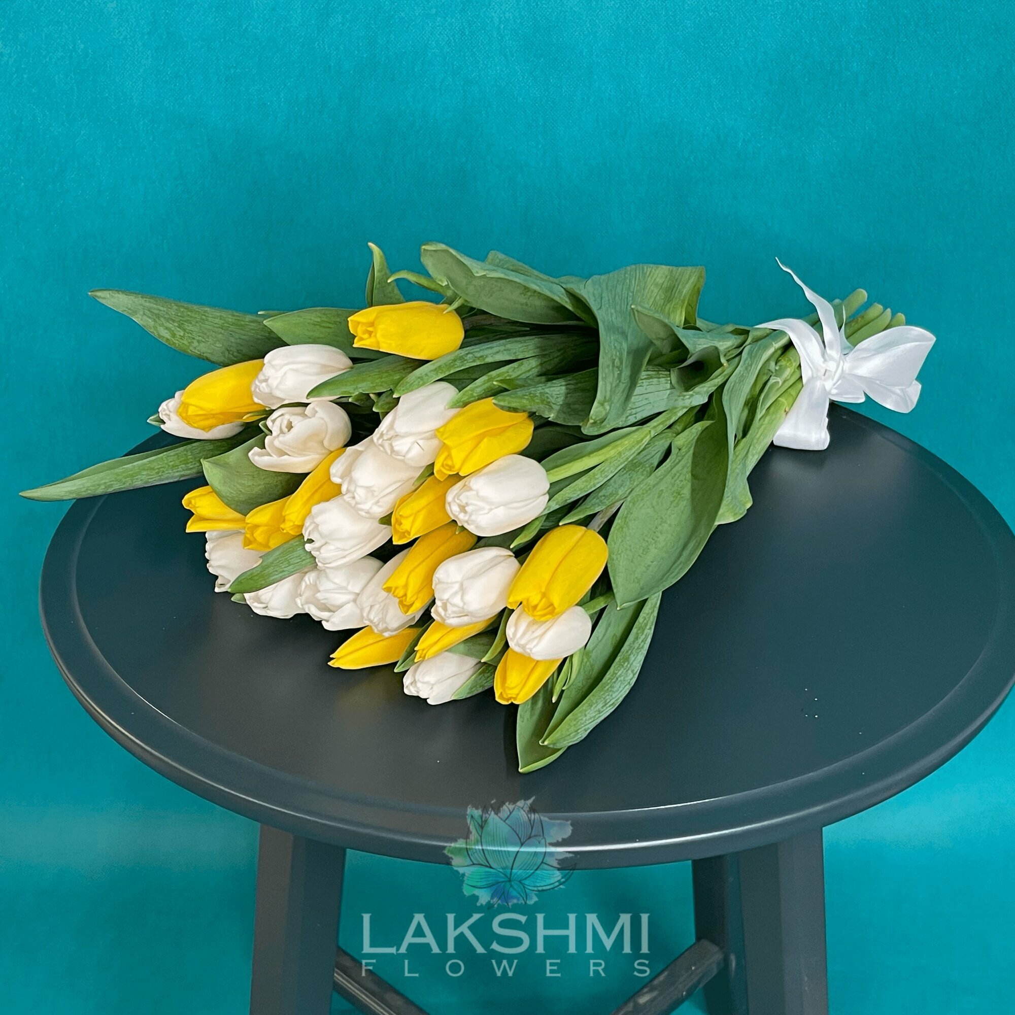 25 тюльпанов микс / Букет из 25 белых и желтых тюльпанов под ленту