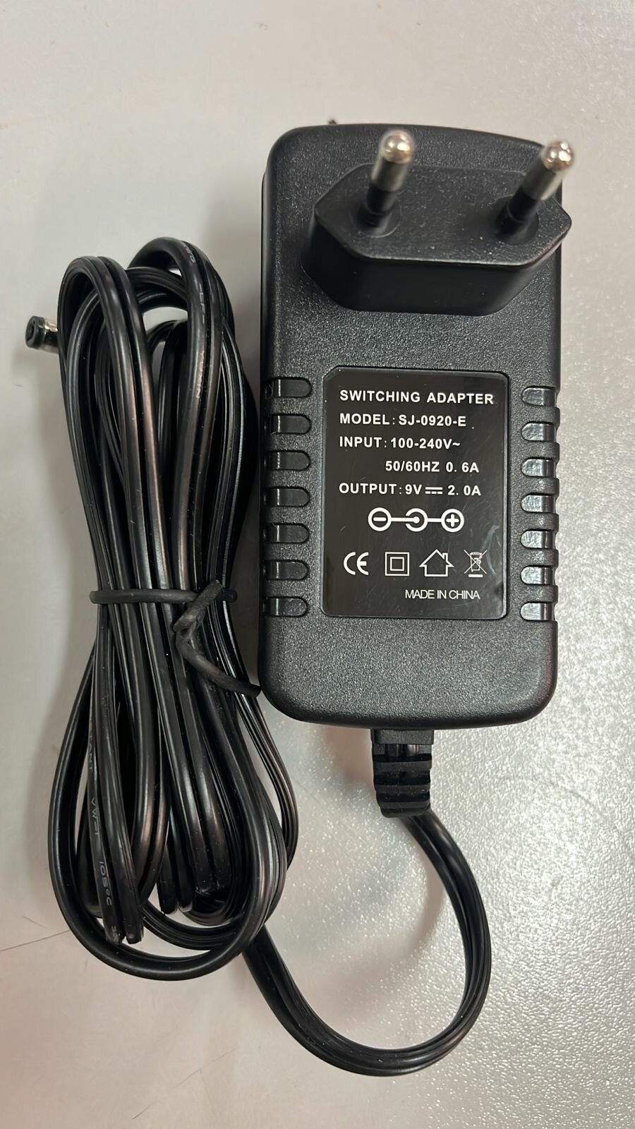 Блок питания для гитарной педали SJ-0920E/ 9V. 2A. Минус В центре