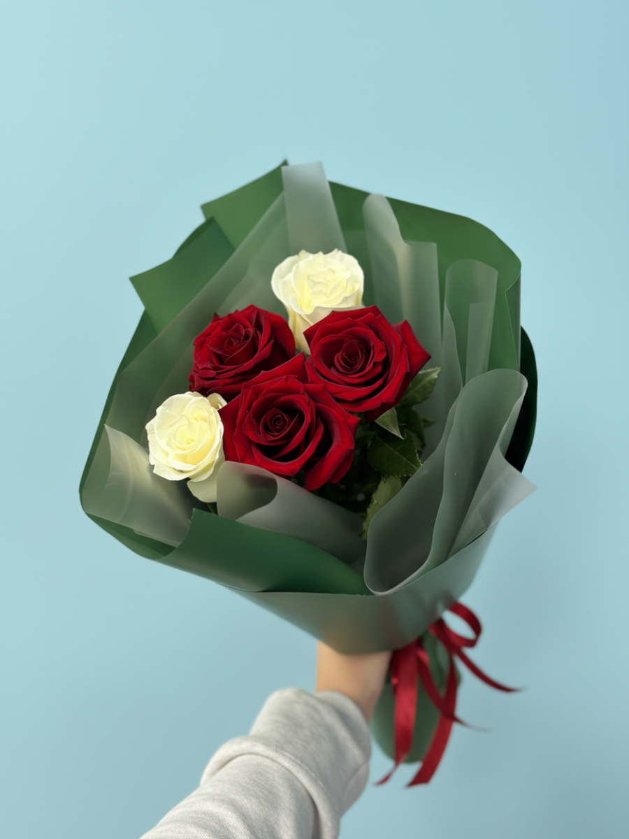 Букет из 5 красно-белых роз в упаковке, монобукет, 50 см | Турбофлора