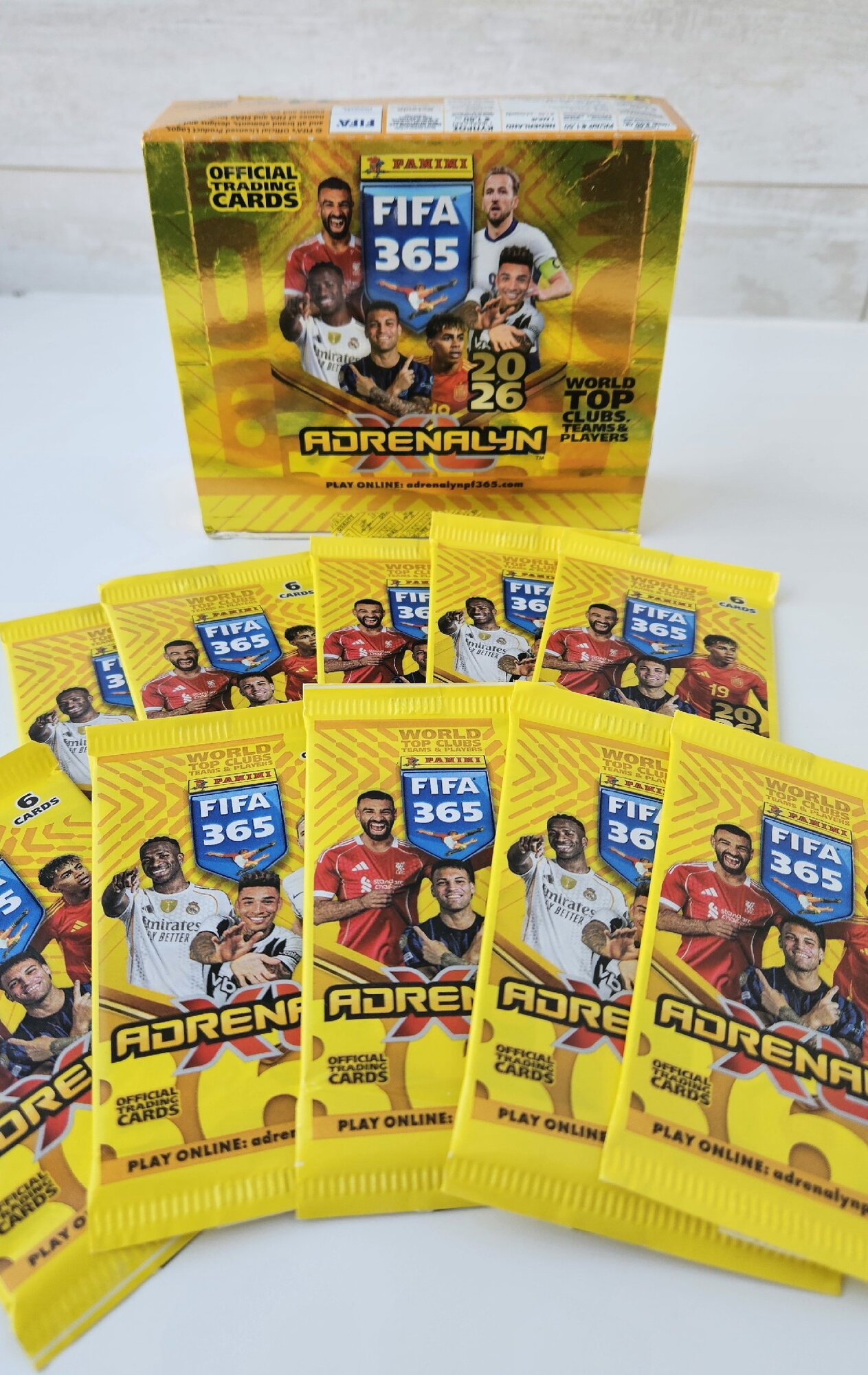 Panini / Блок (24 пакетика) футбольных карточек Panini FIFA 365 Adrenalyn XL 2026 / 144 карточки
