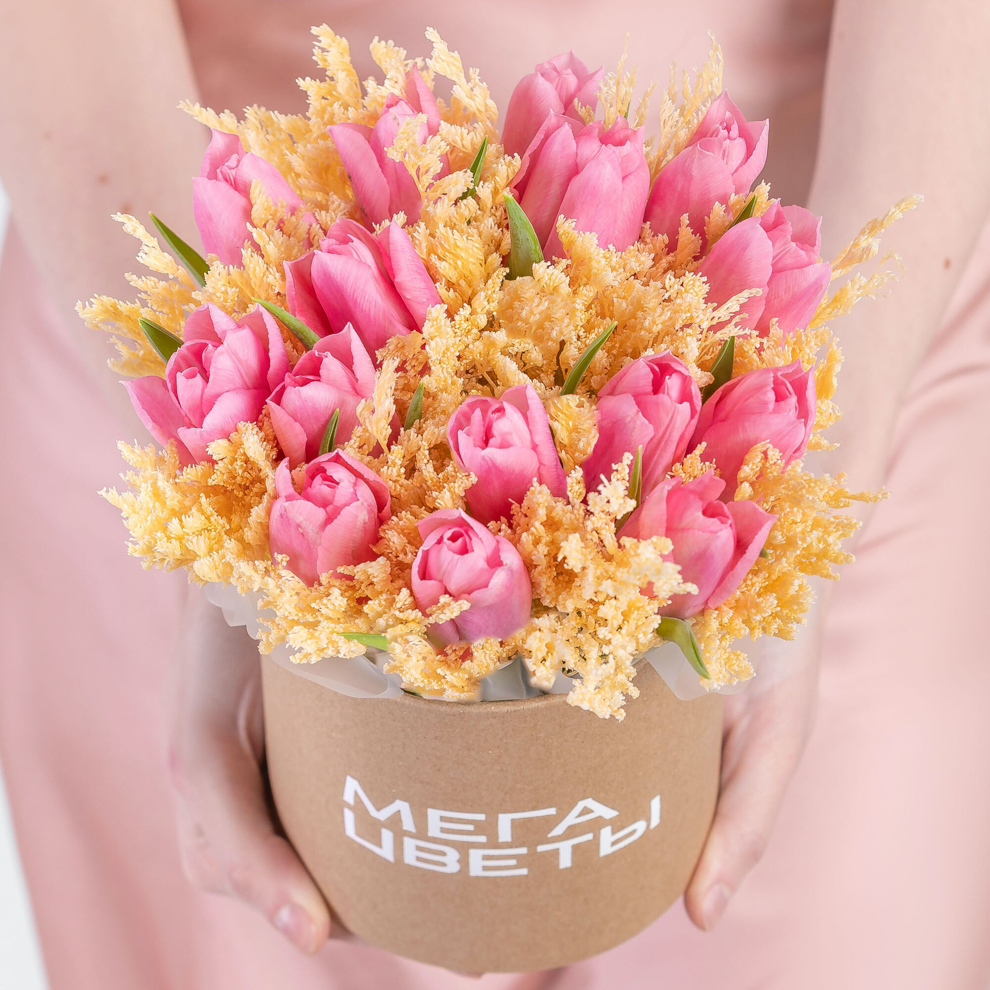 Дуо-букет Мегацвет24 "Тюльпан и лимониум", розовый/белый, в шляпной коробке