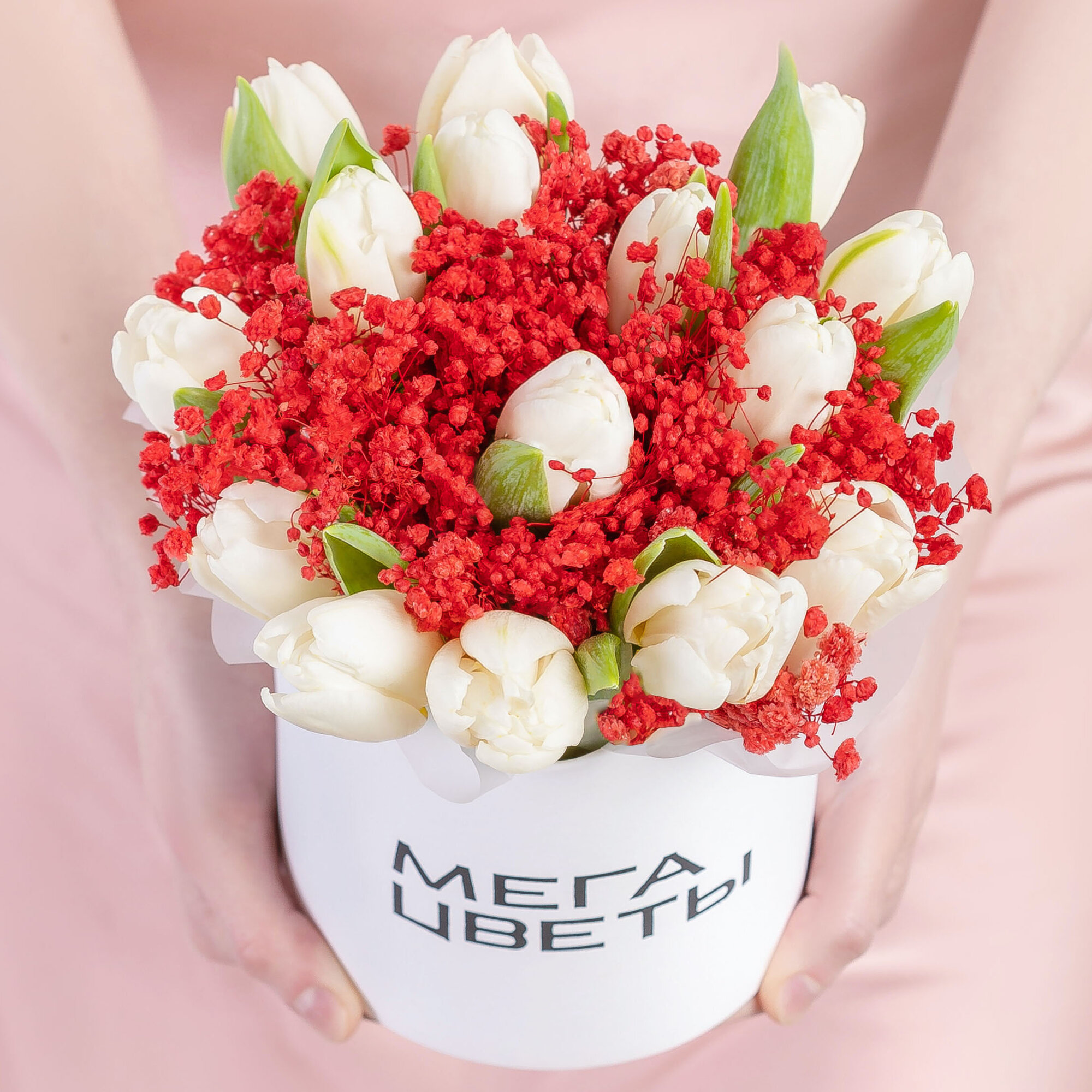 Дуо-букет Мегацвет24 "Тюльпан и гипсофила", белый/красный, в шляпной коробке