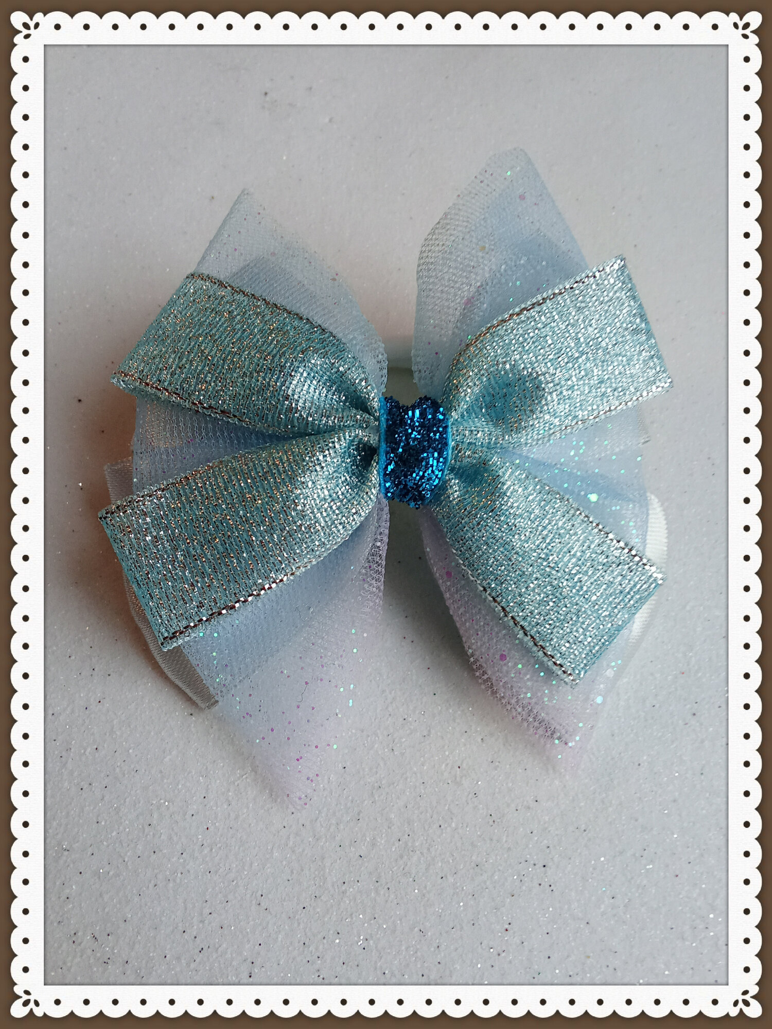 Бантик на резинке, ручная работа. Материал атлас, фатин, парчовая лента