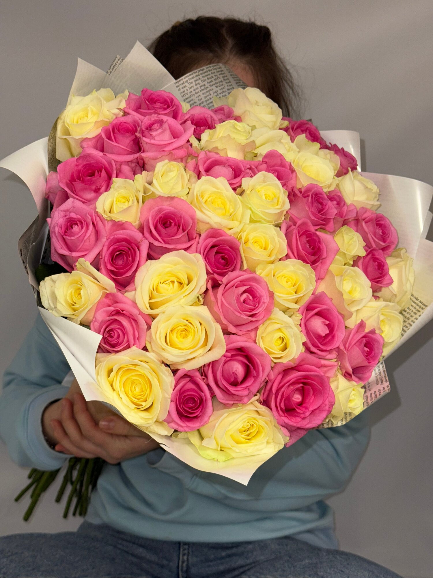 Букет из 51 розы 60 см. микс (белая и розовая) в цветной упаковке с лентой