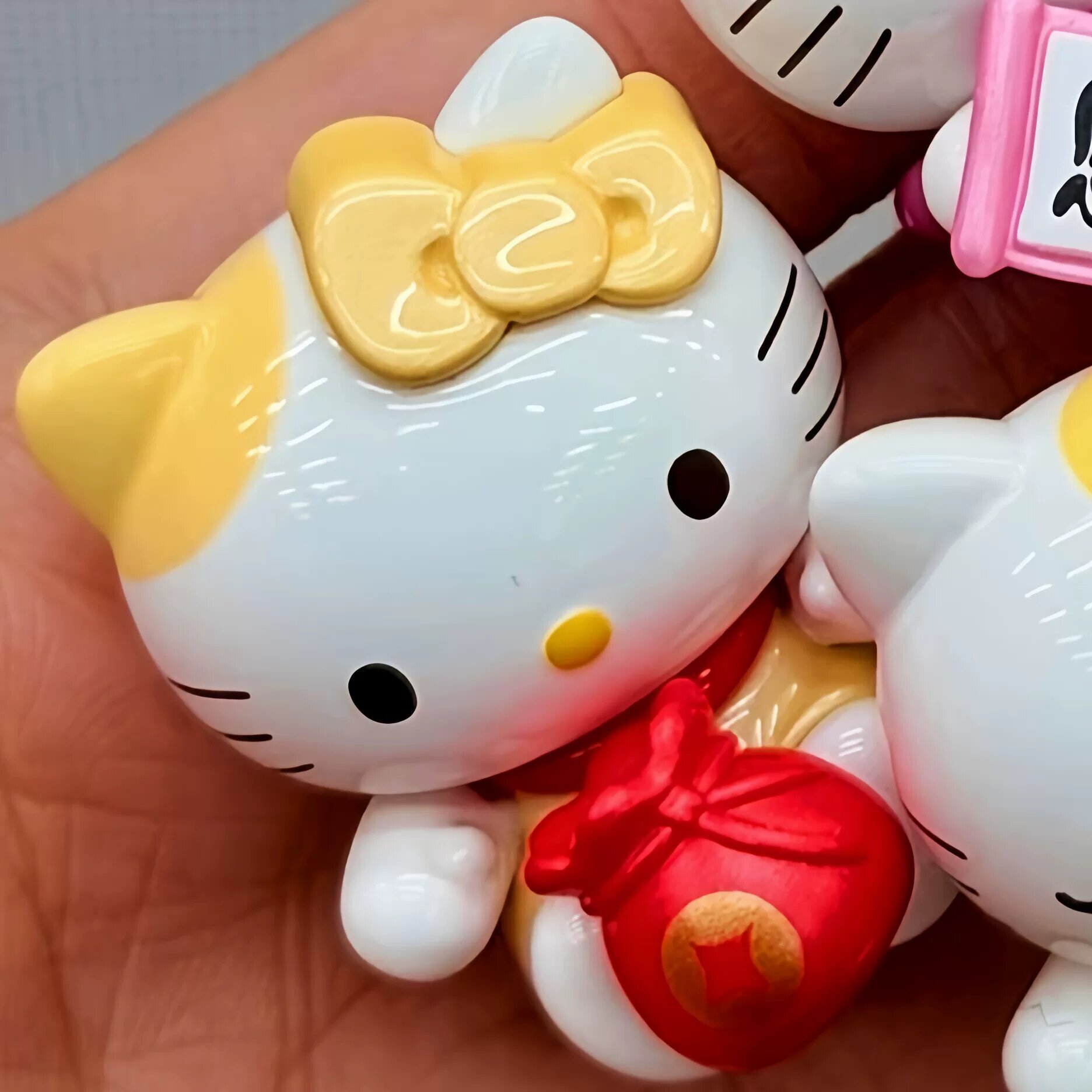 Милая фигурка Hello Kitty Lucky Cat в закрытой упаковке (слепой пакет/слепая коробка) — модная игрушка, кольцо,