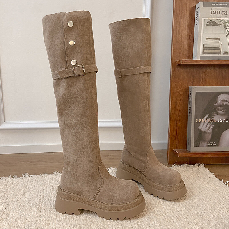 Горячий ретро-тренд 2025 года: ботинки в стиле вестерн с отворотами на толстой подошве, высокие сапоги на толстом каблуке, рыцарские сапоги