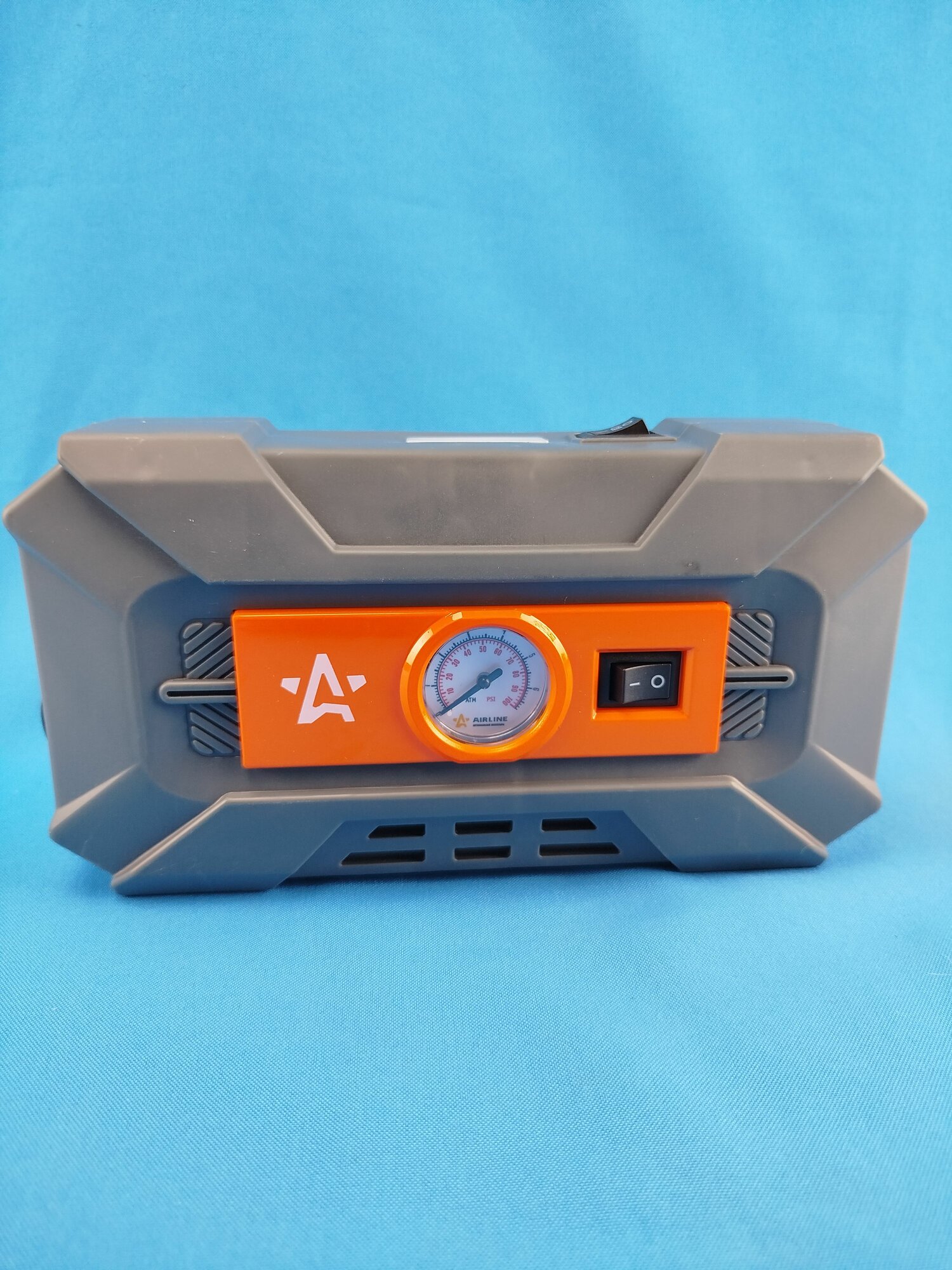 Компрессор "AIRLINE" в пластиковом корпусе MASTER (30л/мин, 8атм) + фонарь