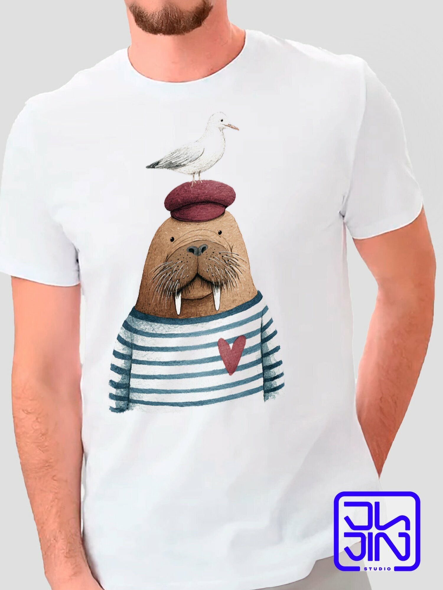 Футболка классическая мужская с авторским принтом Смешной коричневый морж в полосатой тельняшке и веселая белая чайка, белый хлопковый трикотаж с прикольным рисунком на груди
