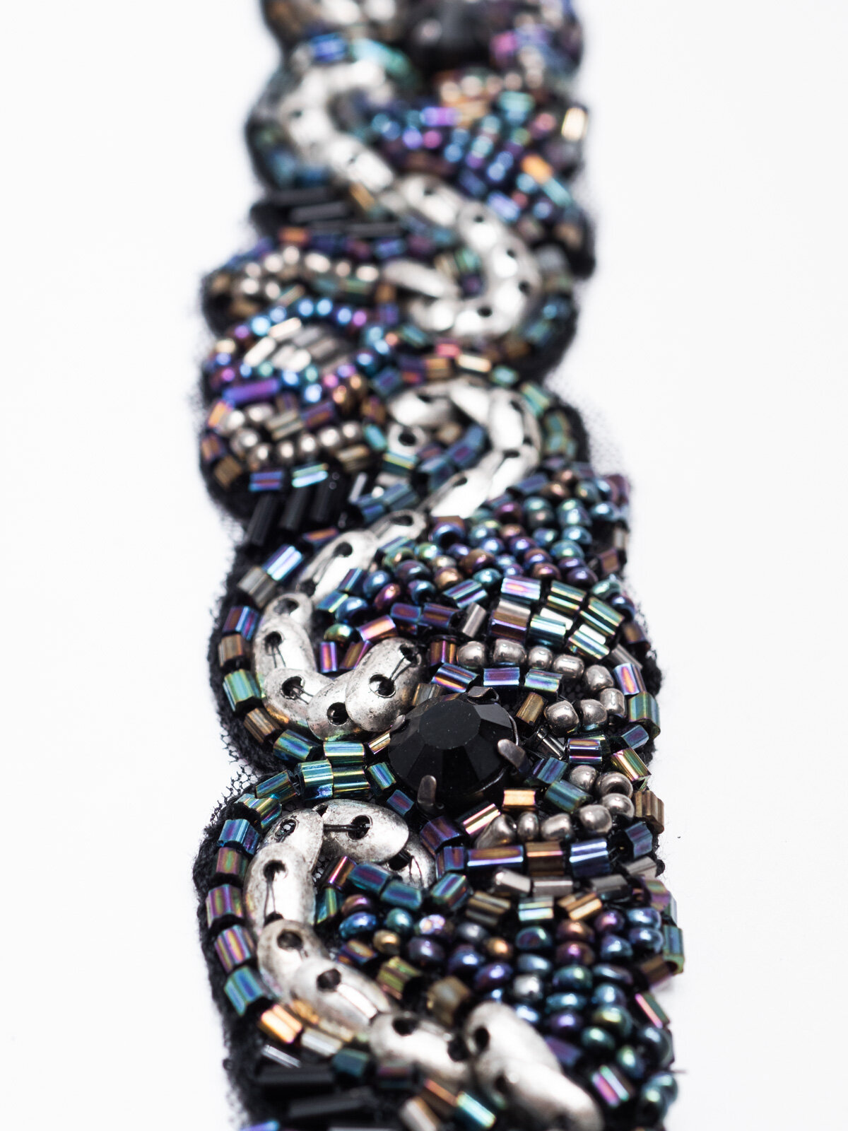 Черная тесьма декоративная для рукоделия, расшитая бисером, стеклярусом и бусинами из металла.