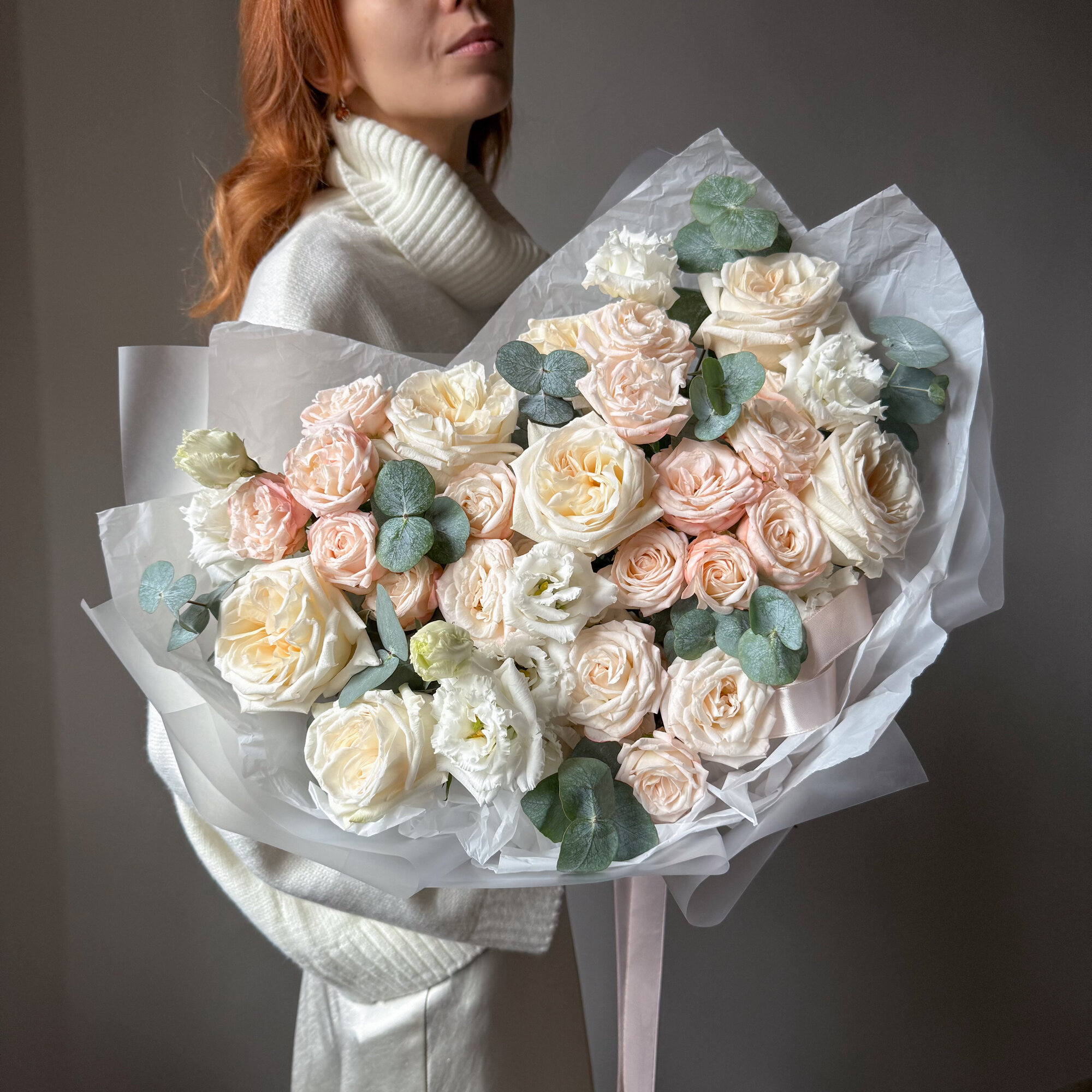 Жемчужный букет с пионовидными розами и эустомой в авторской упаковке, размер M. Veresk 859