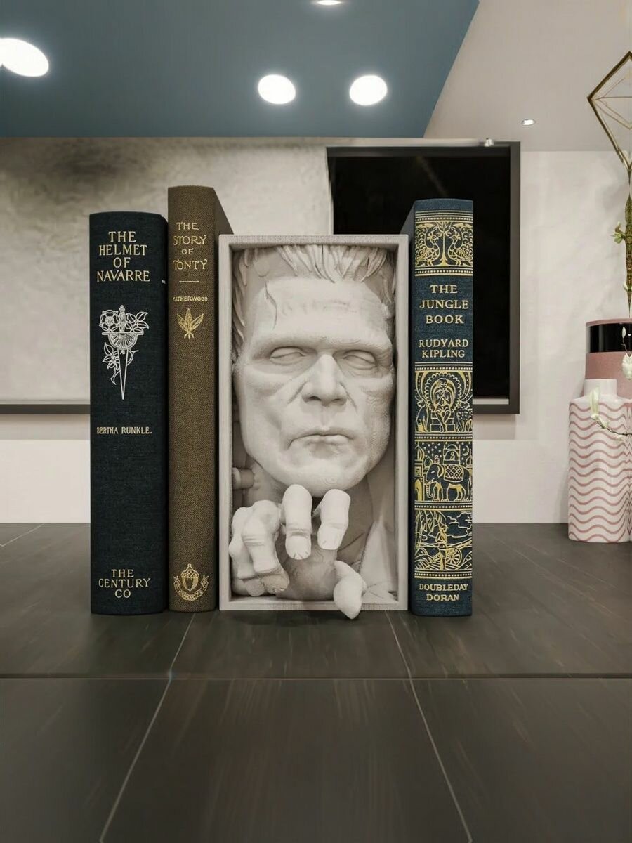 Книжная вставка (Book Nook) Декор для книжной полки, франкенштейн. румбокс, интерьерная вставка, сувенир для фанатов.