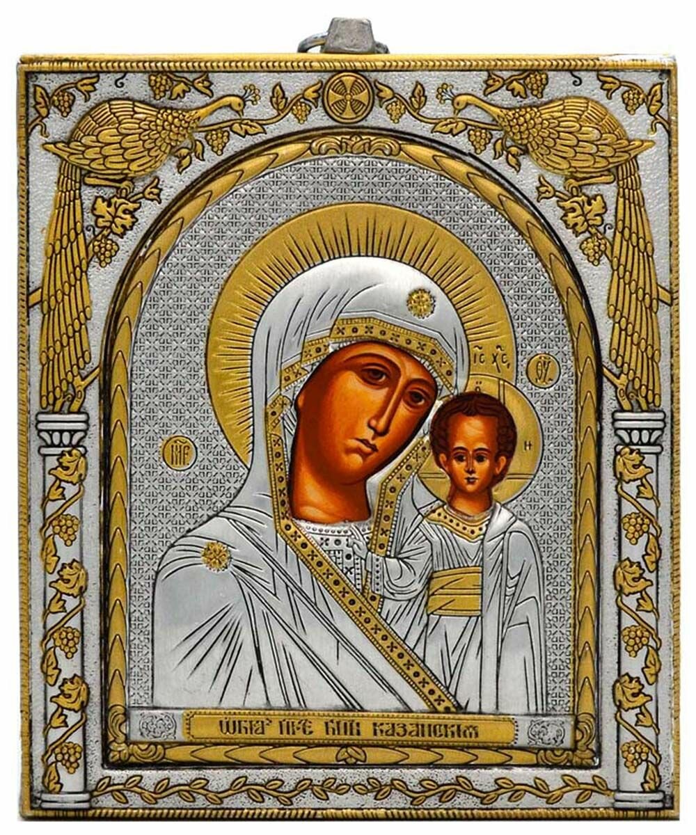 Казанская икона Богородицы в серебряном окладе в античной ризе.