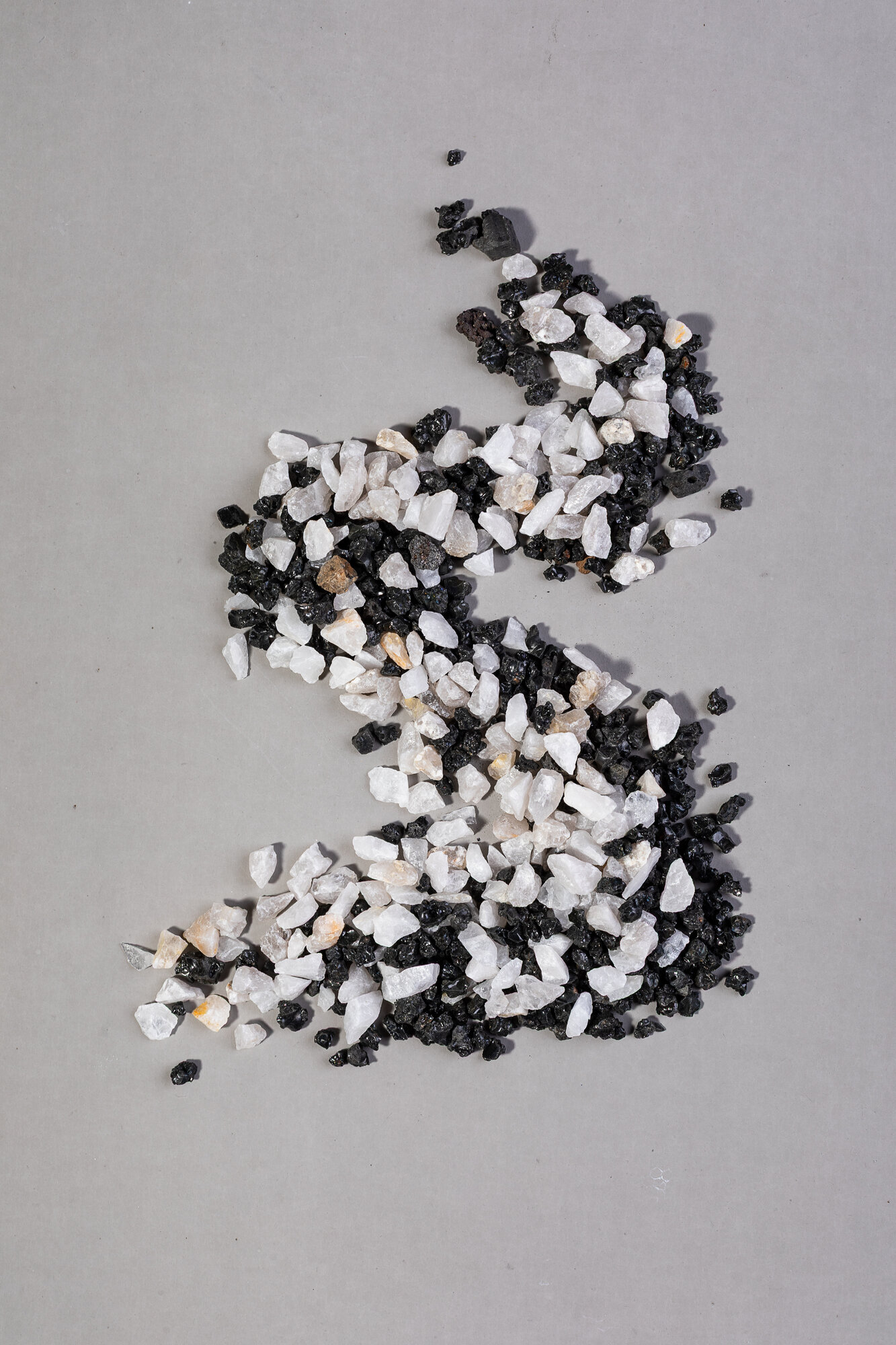 Черный кристалл и белый кварц, микс (366+399), фракция 5-10 мм, 10кг. Декоративный грунт, камень ландшафтный