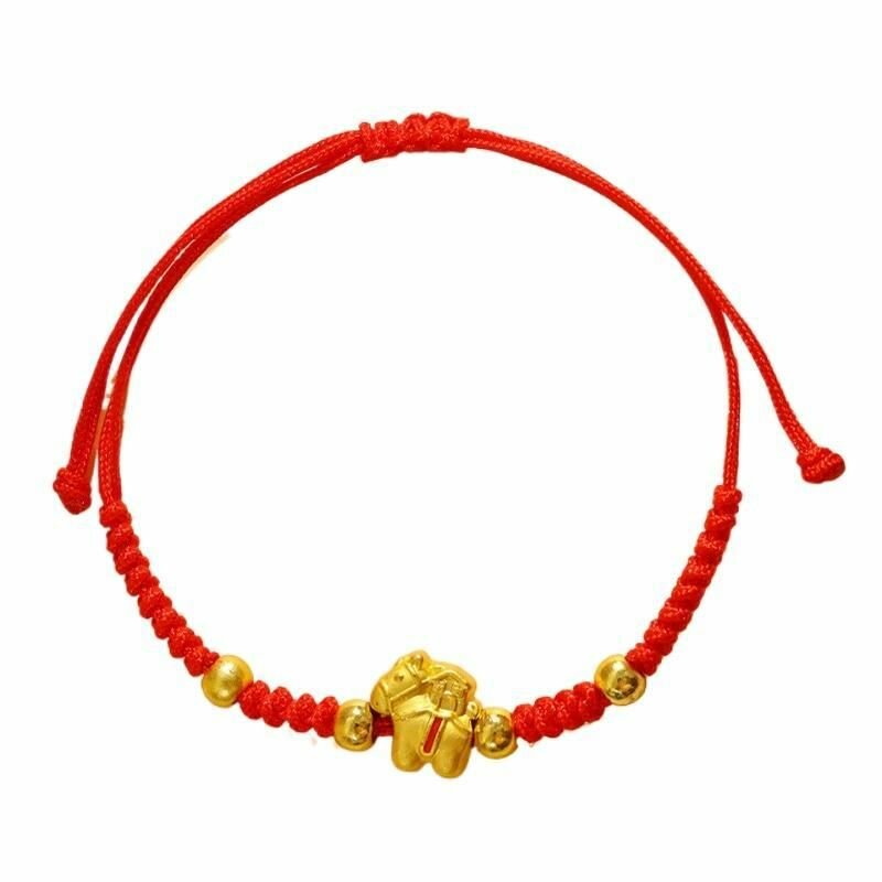 Красный браслет из веревки с изображением лошади